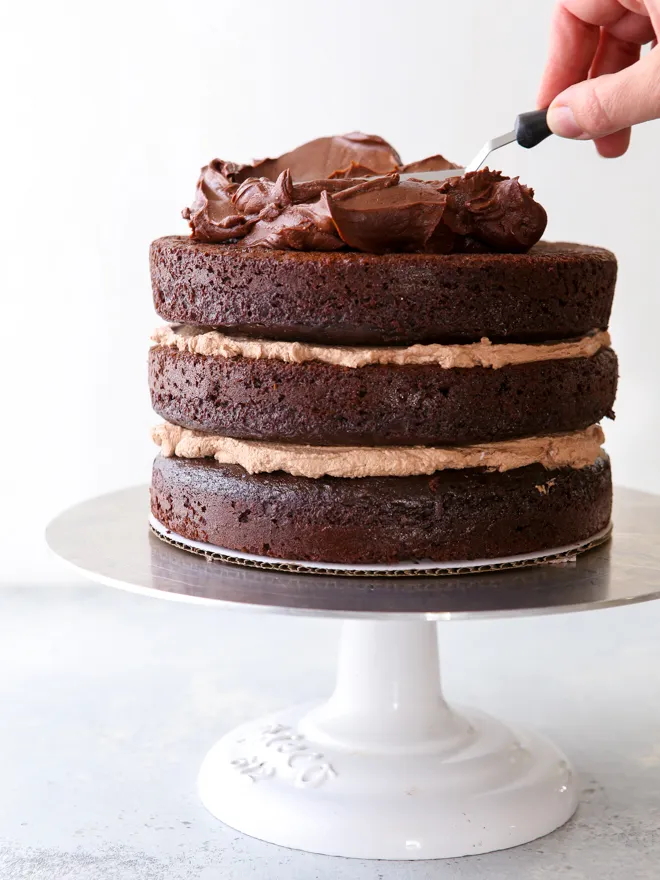 What holds a tiered cake together?